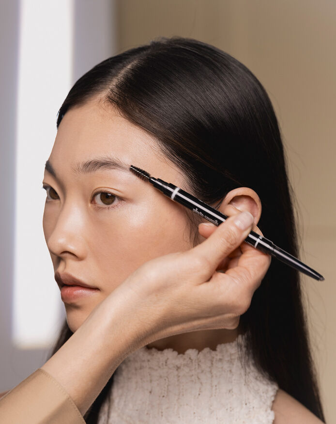 defined eyebrows makeup