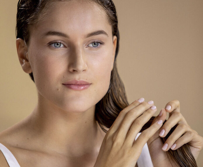 Revitalizing Nourishing Shampoo with Moringa Oil - Sisley Paris