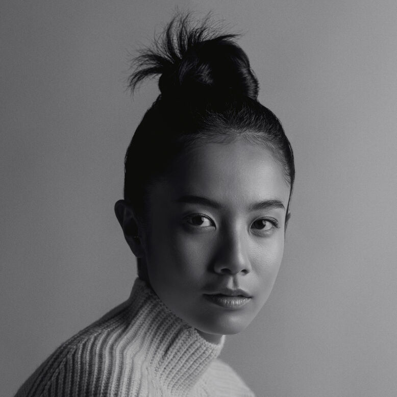 The Twisted Chignon Look - Sisley Paris